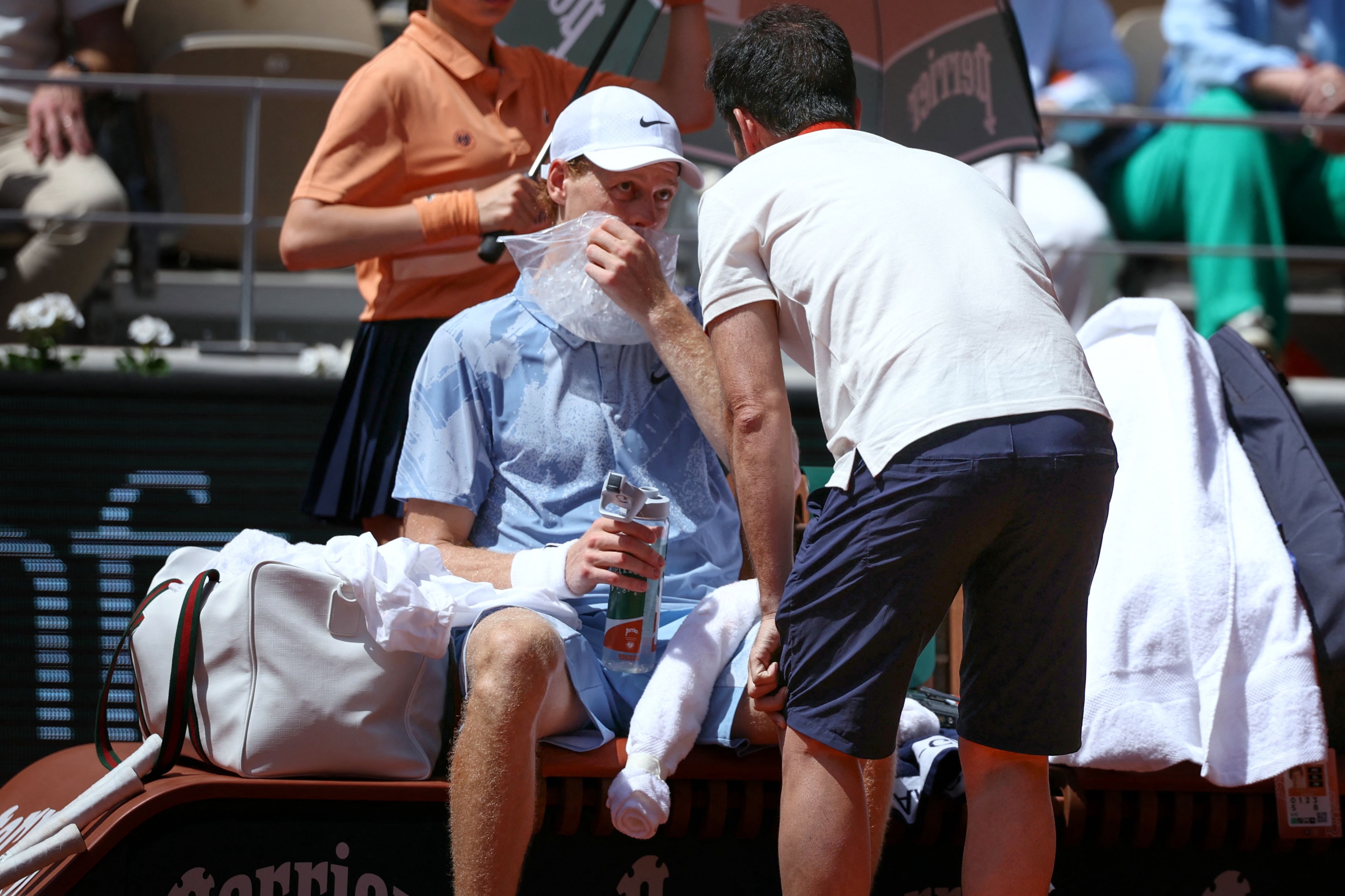 Sinner eliminato dal Roland Garros: malore contro Cerundolo, Jannik ...